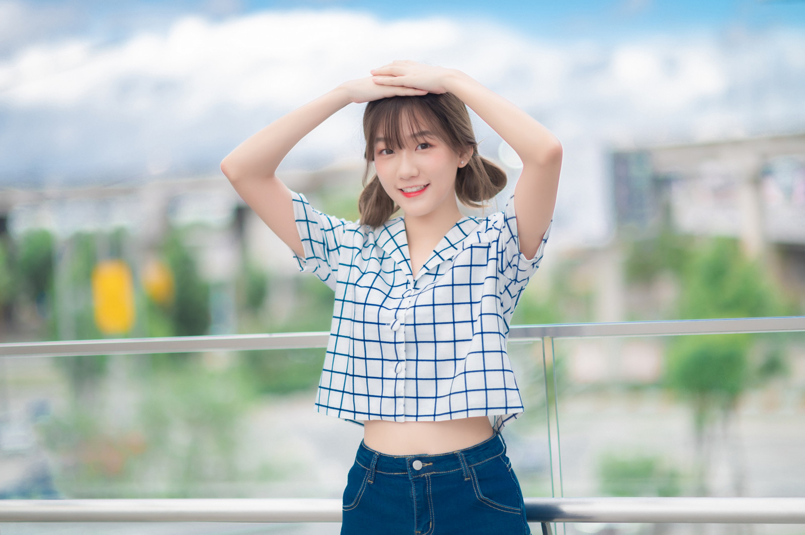 배경 화면 섹시한 소녀 여자애들 태국어 대한민국 중국 귀엽다 사람 격자 무늬 모직물 어깨 낮 하늘 표정