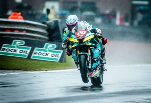 デスクトップ壁紙 : アクション, アプリリア, 青, BMW, コンペ, 漂流, エッジ, 観客席, ヘルメット, 傾く, モーションブラー ...