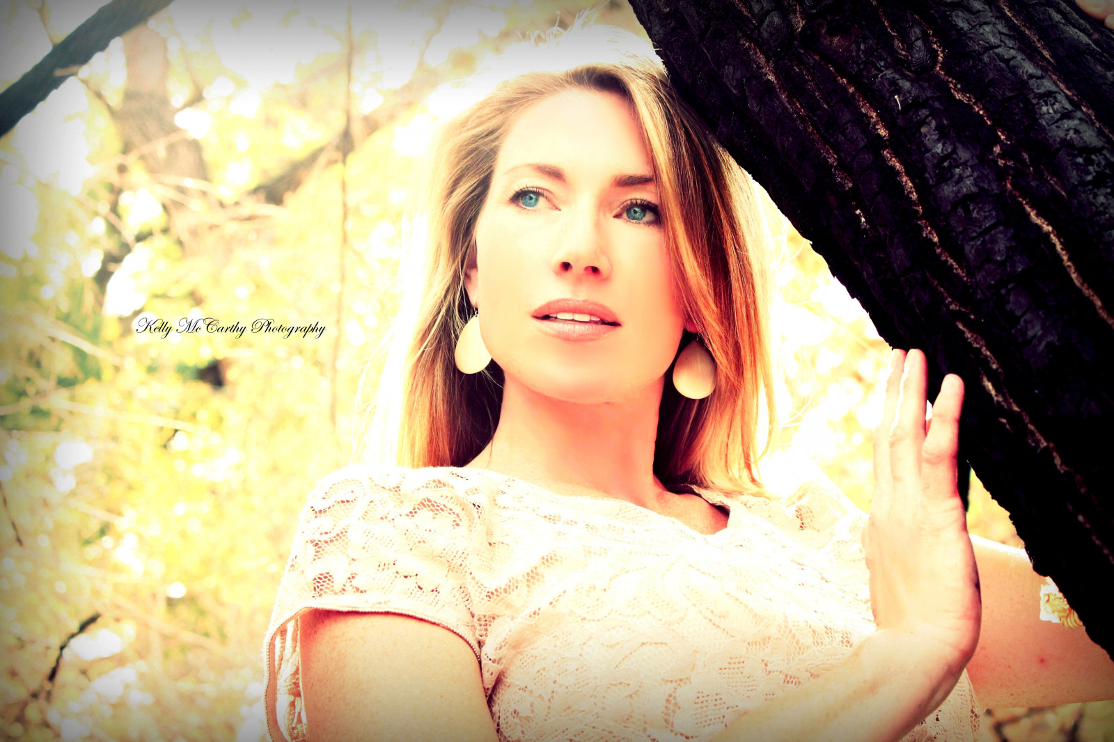 배경 화면 나무 숲 이파리 초상화 금발의 긴 머리 옥외 사진술 드레스 흑발 유행 보케 사람 피부 의류 아름다운 소녀 아름다움 미소 여자