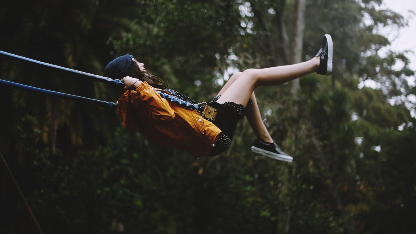 Imagini de fundal : femei, brunetă, jumping, fustă, leagăn, Beanie ...