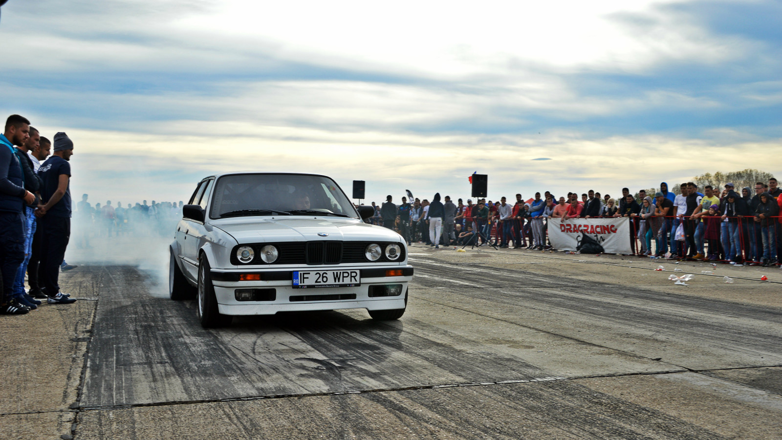 Obrázky na plochu : Drag Racing Romania, Rumunsko, BMW E30, Vyhorieť, dym, Ianca 4000x2250 ...