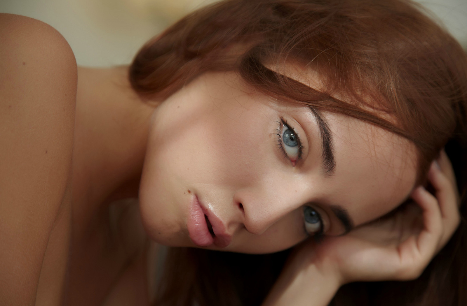 วอลเปเปอร์ Metart ผู้หญิง ดวงตาสีฟ้า สีน้ำตาล จ้องมองทางโลก ใบ
