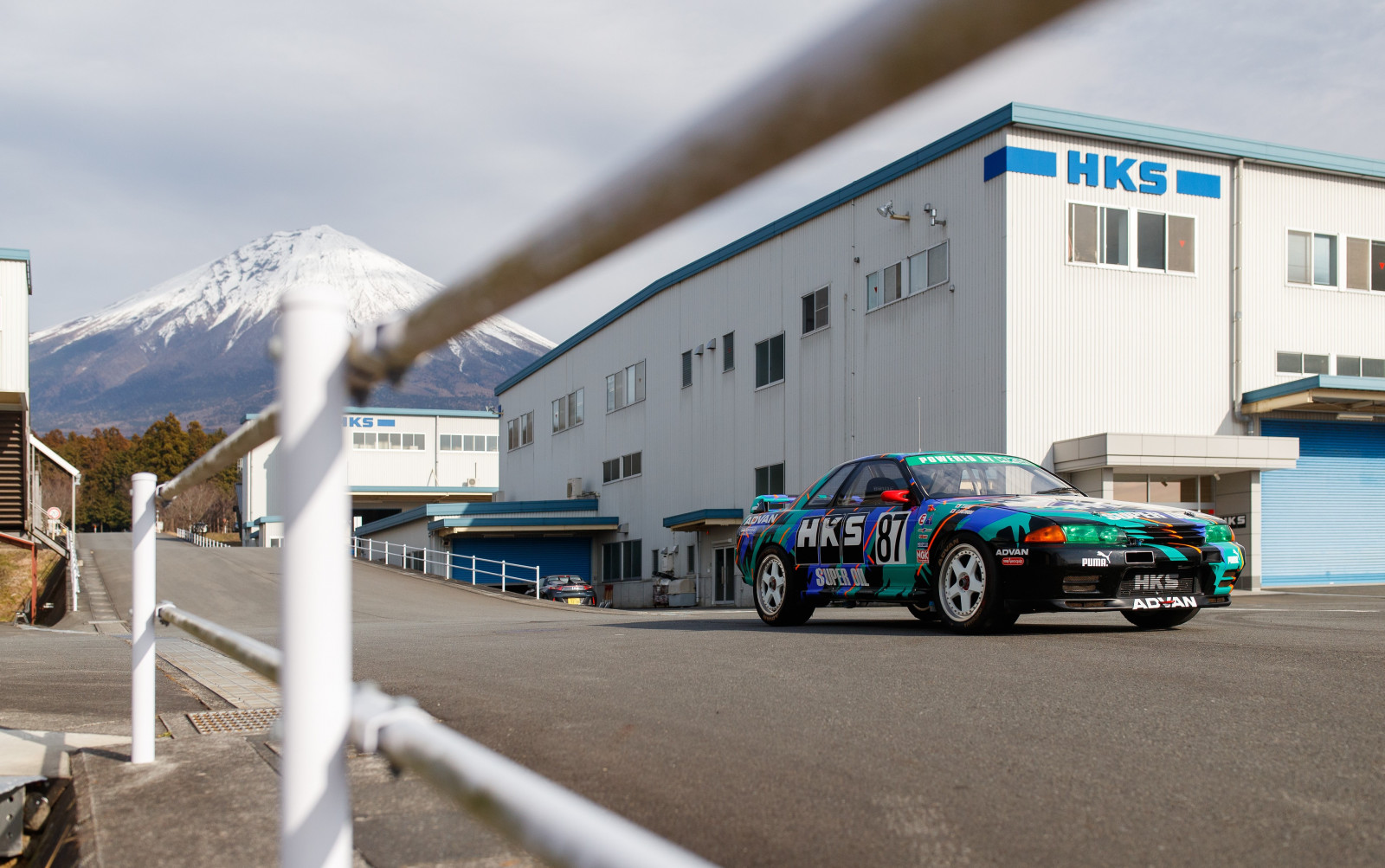 วอลเปเปอร์ : Nissan Skyline R32, hks, รถแข่ง, โรงรถ, ภูเขาฟูจิ, นิสสัน ...