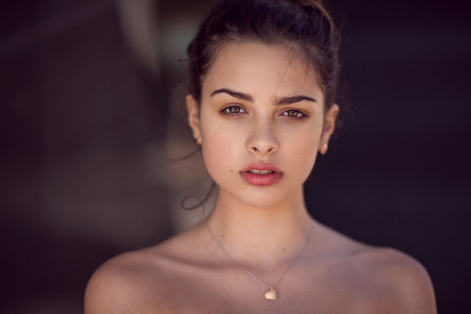 обои : ожерелье, Смотрит на зрителя, глубина резкости, брюнетка ...