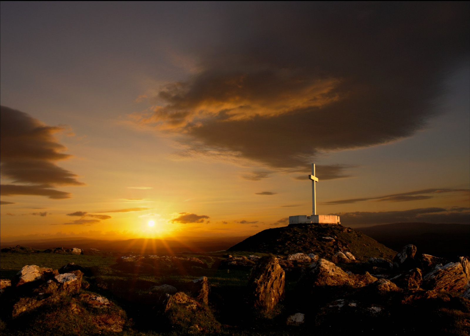 Obrázky na plochu : Írsko, západ slnka, neba, slnko, Megalit, mraky ...