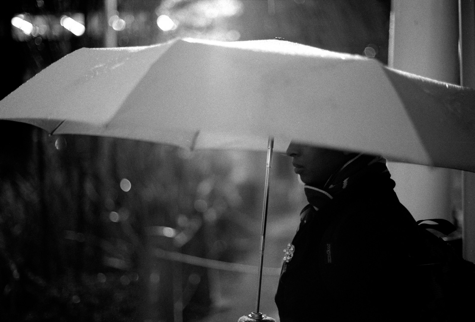 배경 화면 얼굴 햇빛 등 화이트 검은 단색화 어두운 시티 거리 밤 애정 반사 사진술 우산 입술 캘리포니아 스카프 분위기 코 보케 각도