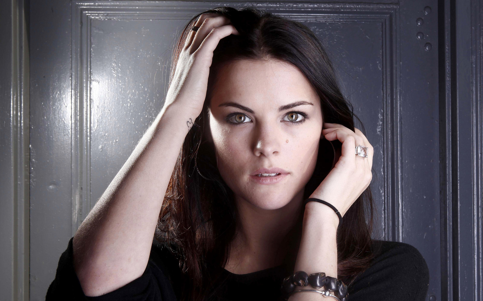 วอลเปเปอร์ : ใบหน้า, ผู้หญิง, โมเดล, แนวตั้ง, ผมยาว, กำลังมองหาผู้ชม ...