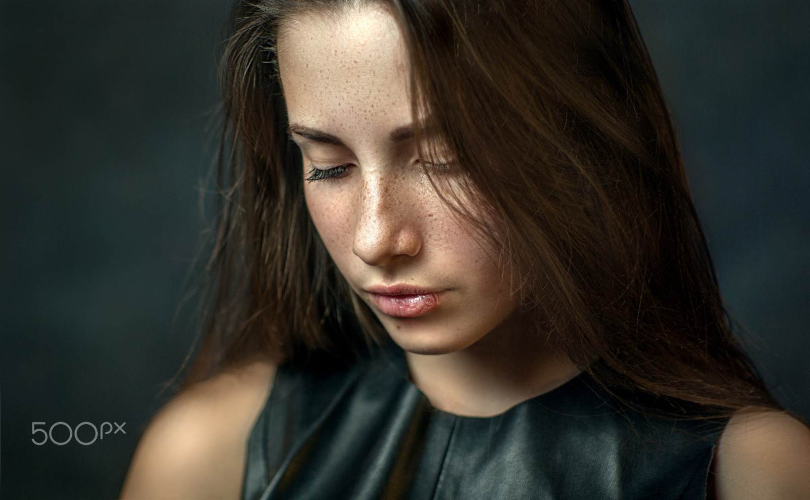 デスクトップ壁紙 Alina Batrak Yuri Leo モデル 女性 ポートレート 長い髪 そばかす 面