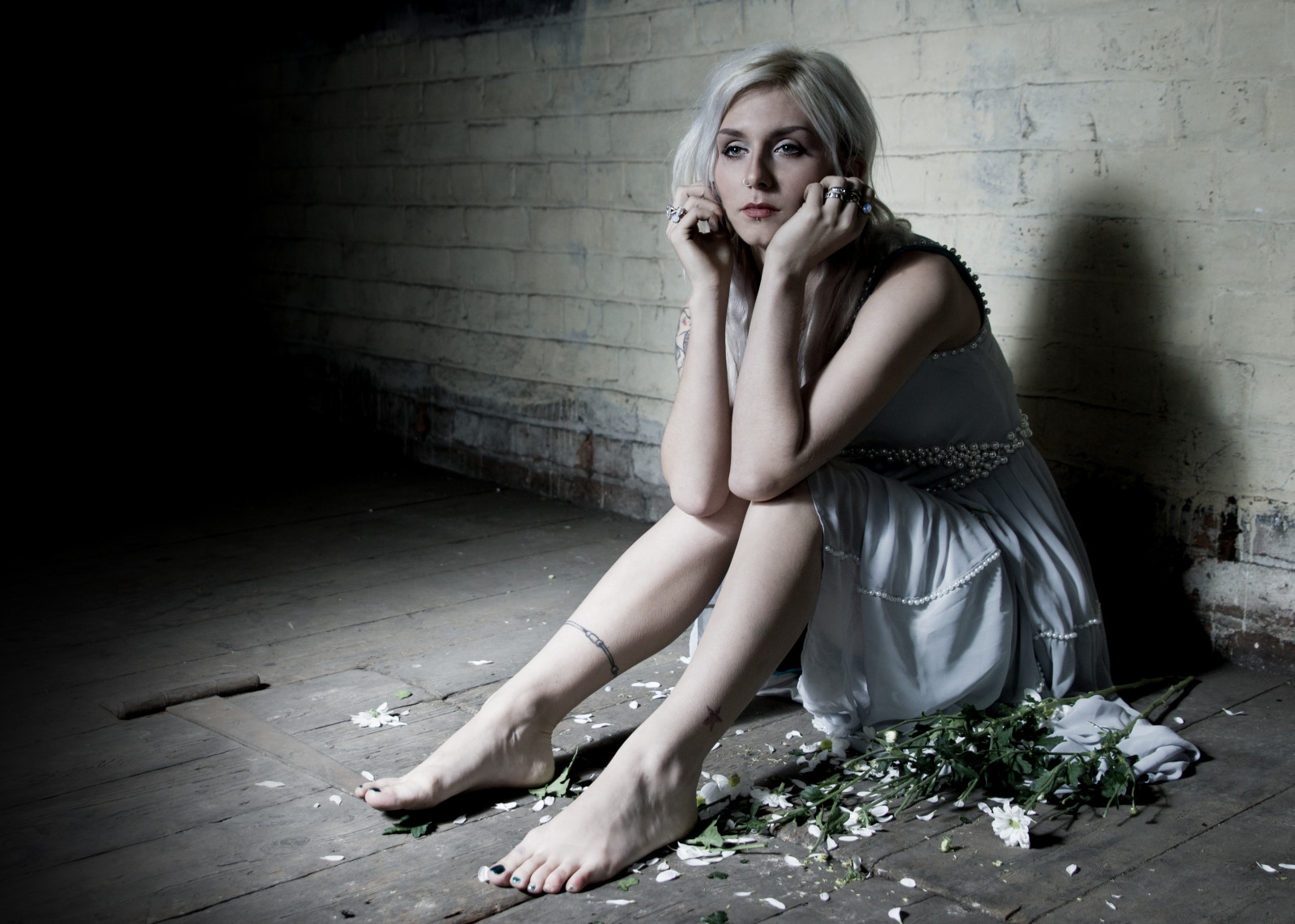 Wallpaper : blonde, flowers, sitting, dress, fashion, sad, emotion ...