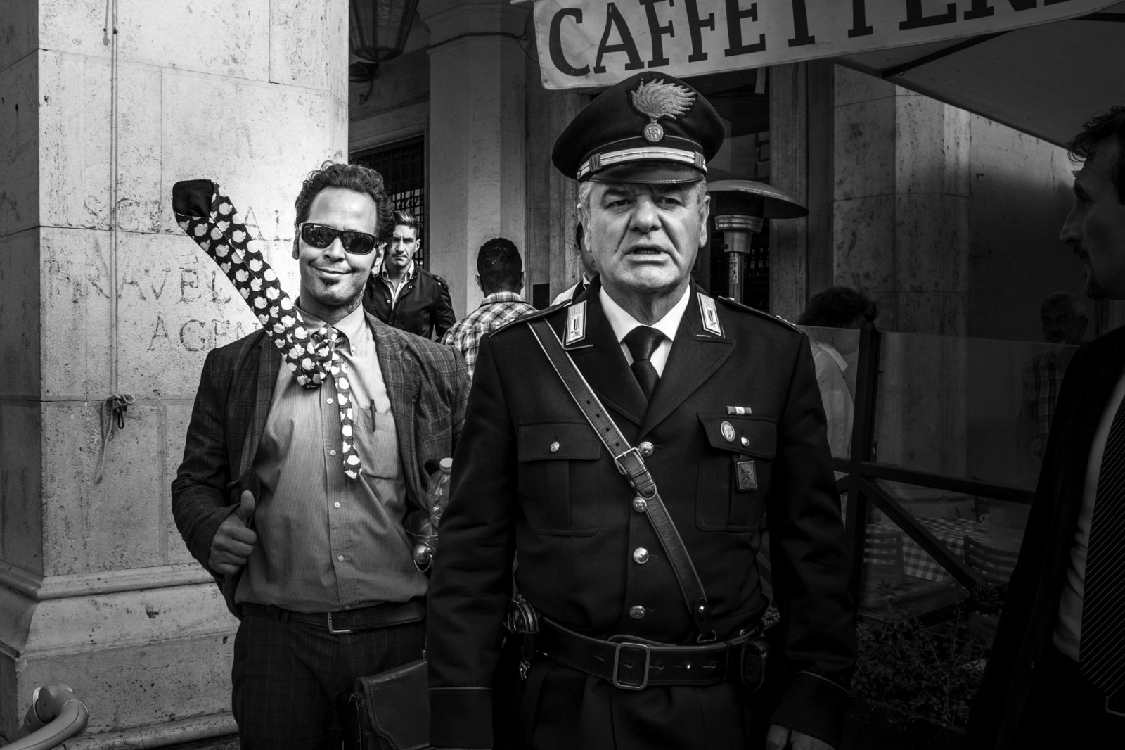 Sfondi : uomini, polizia, monocromo, strada, Italia, bicchieri, Burlone ...