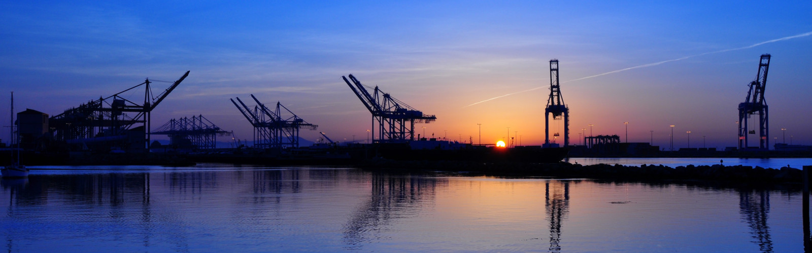 Obrázky na plochu : západ slnka, odraz, svitanie, porty, večerné ...