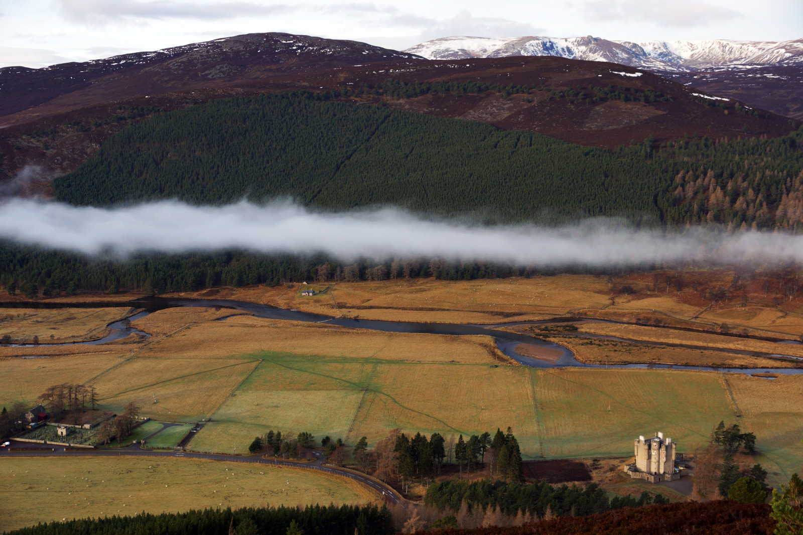배경 화면 : braemar, 산, 구름, 안개, 나무, 성, 고원, 스코틀랜드 하이랜드, aberdeenshire ...