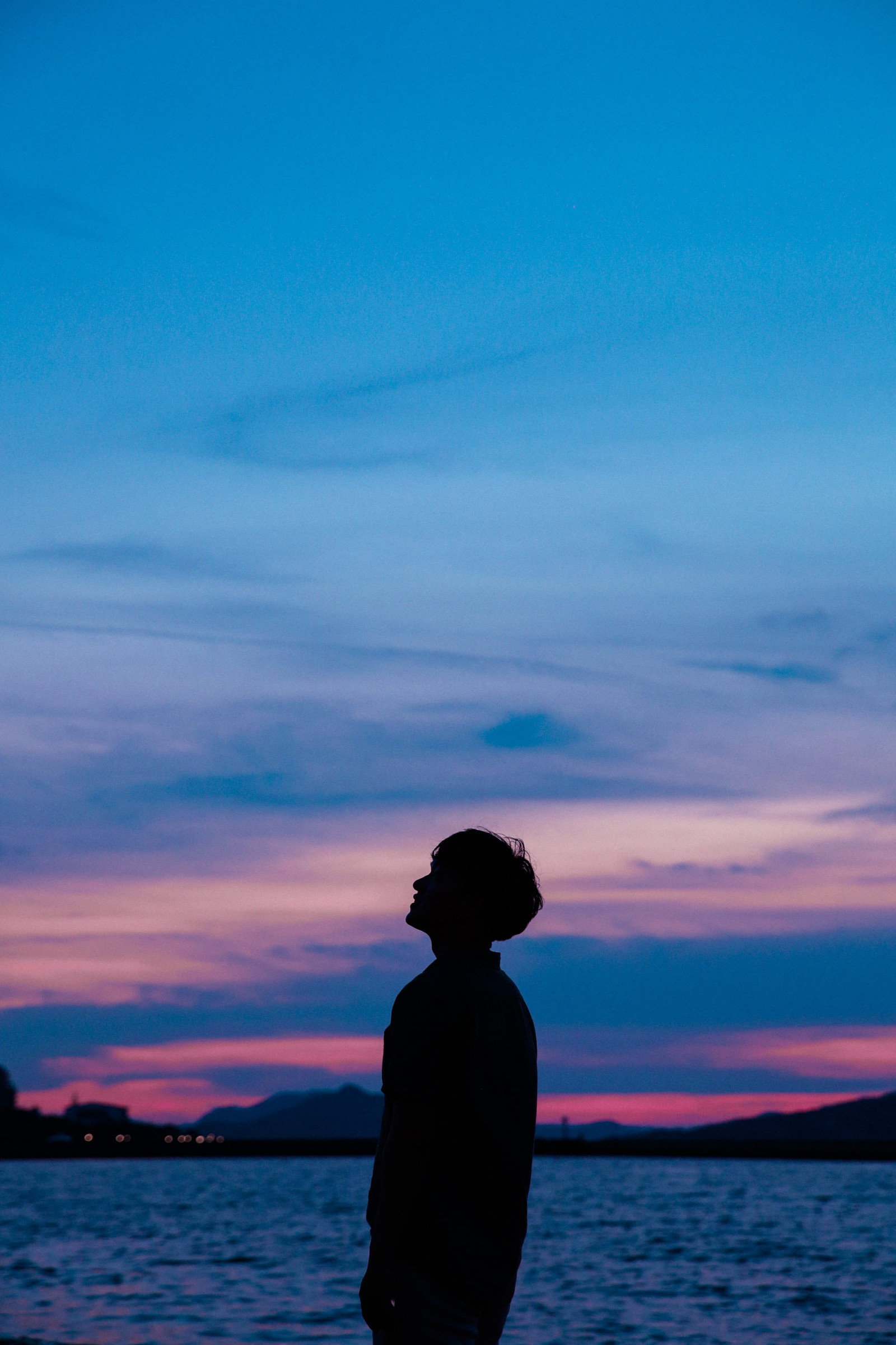 Wallpaper : boy, silhouette, sunset, sky, sea 2531x3797 - wallhaven ...
