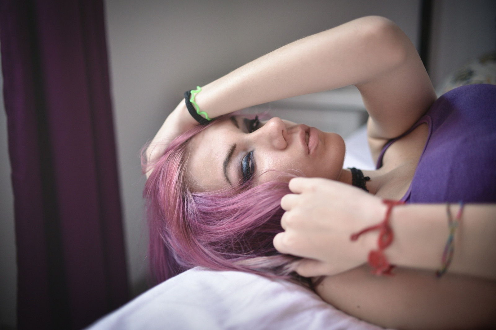 Wallpaper Women Model Dyed Hair Glasses Looking At Viewer