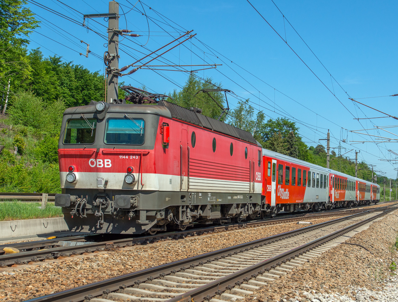 Wallpaper : Vienna, station, train, lens, Austria, osterreich, Nikon ...