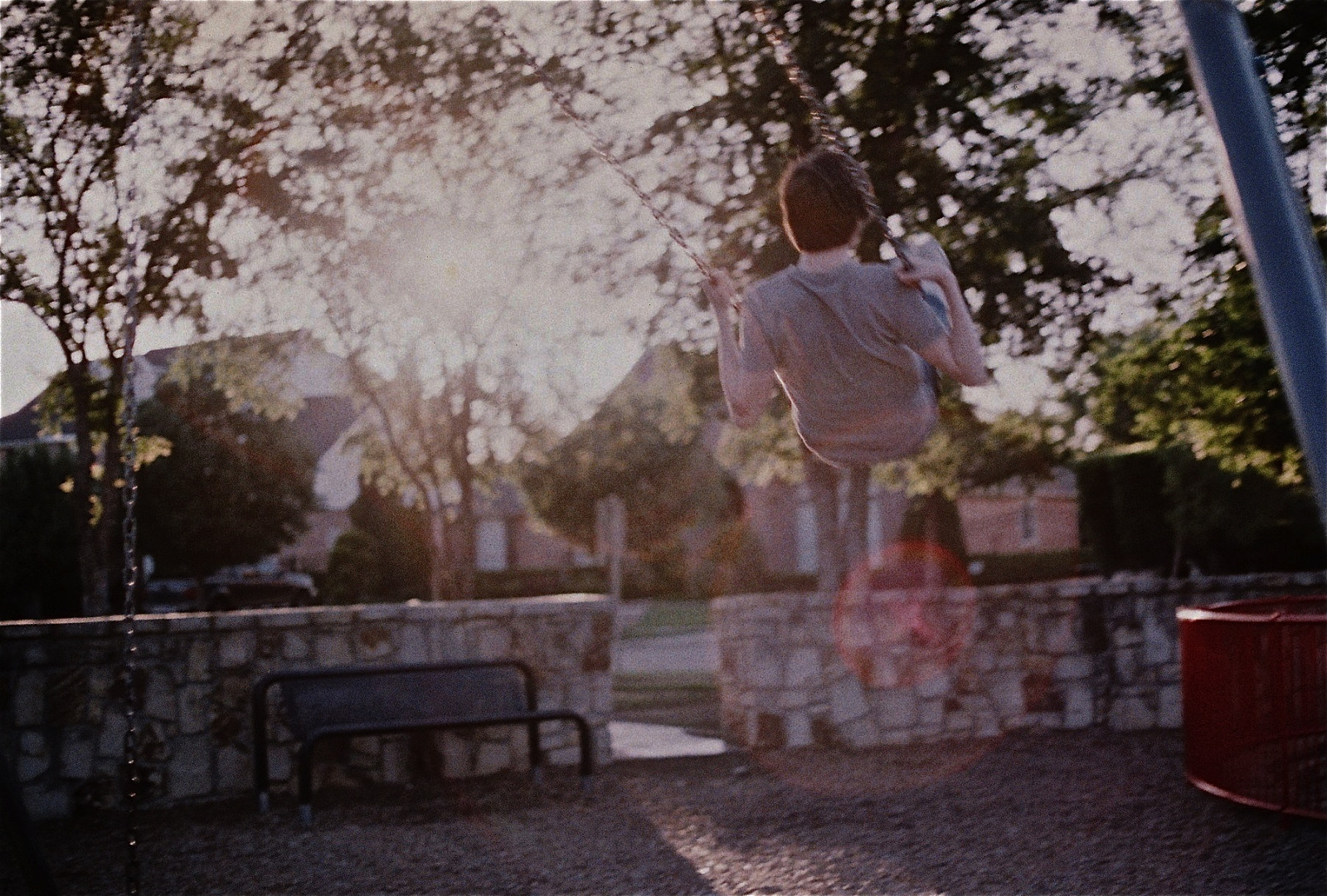 Tapety : Jason, film, chlapec, houpačka, okolí, světlice, slunce ...