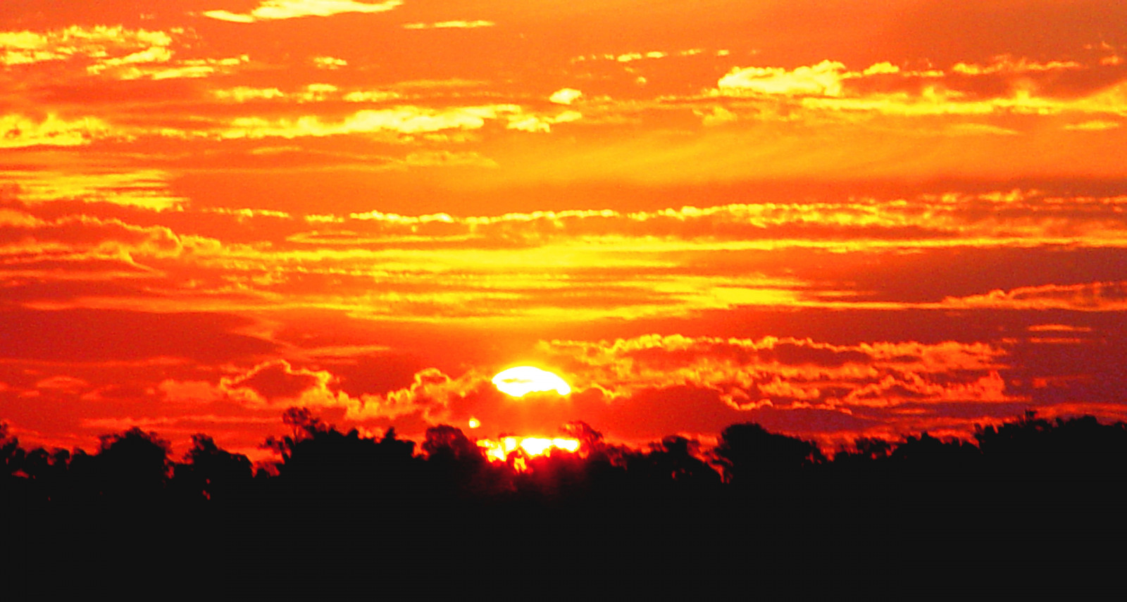 Obrázky na plochu : slnečnému žiareniu, západ slnka, neba, svitanie ...
