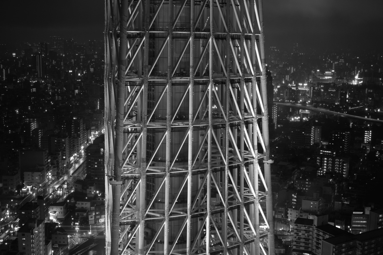 배경 화면 : 단색화, 도시 풍경, 밤, 비, 대칭, 마천루, 라이카, 중심지, 도쿄, 엠, 스카이 트리, bw, 모양, 선 ...