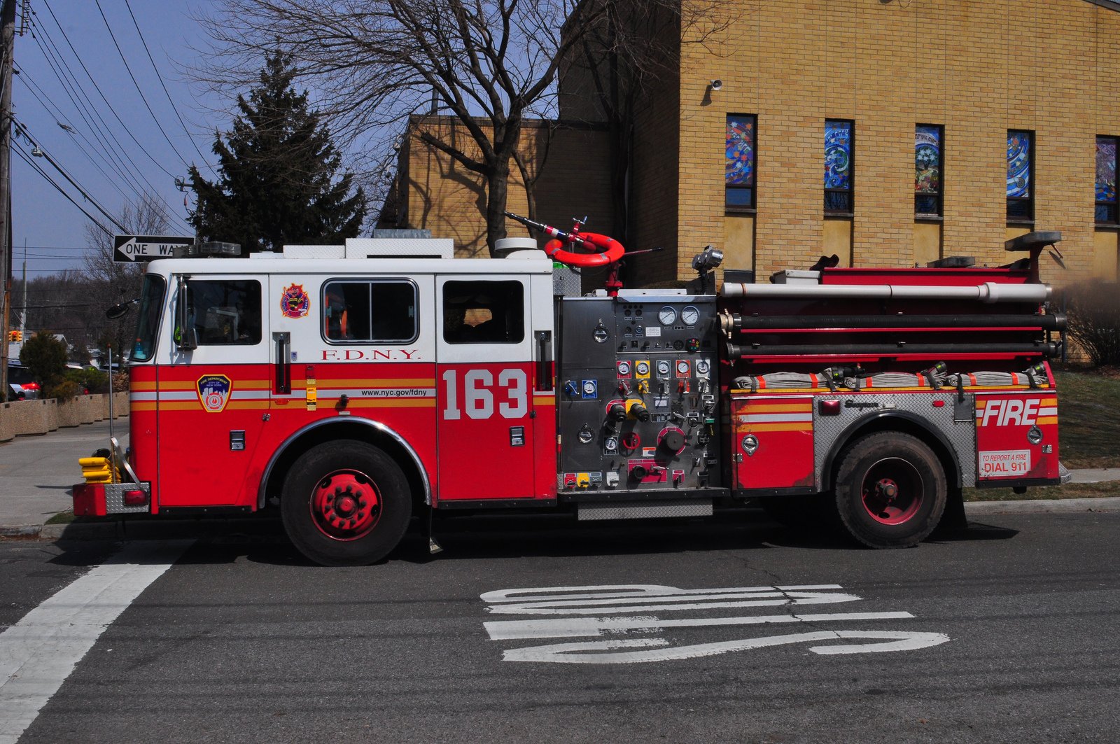 Bakgrundsbilder : 1600x1063 px, ambulans, båt, camion, bilar, d ...