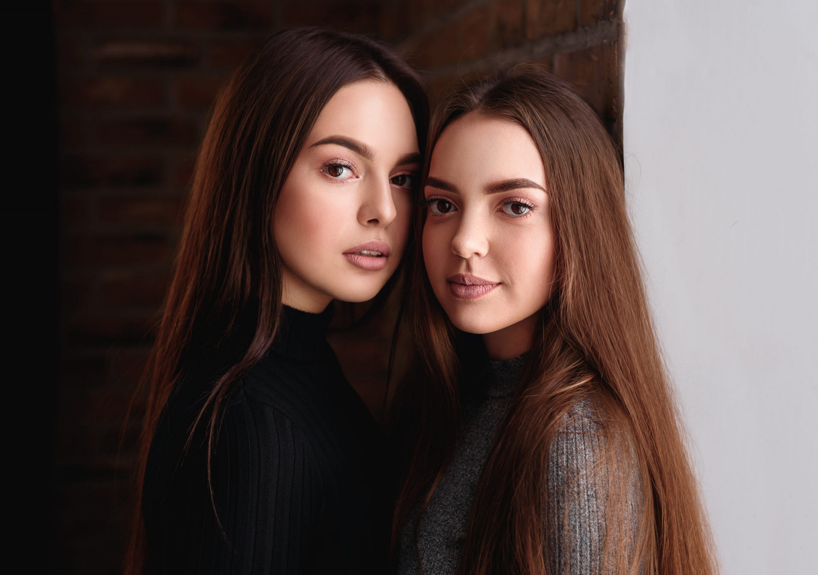 วอลเปเปอร์ : ผู้หญิง, แนวตั้ง, ผมตรง, two women, ยิ้ม, ผมยาว, อิฐ ...