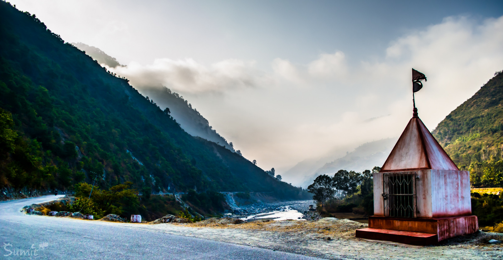 Imagini de fundal : drum, nori, râu, templu, șosea, steag, cer albastru ...