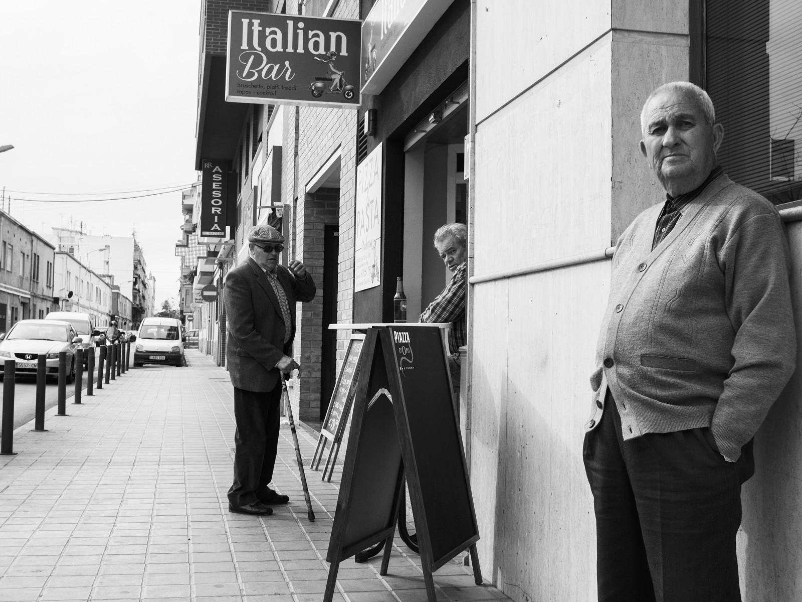 Fondos de pantalla : calle, gente, hombres, monocromo, bar, fuera de ...