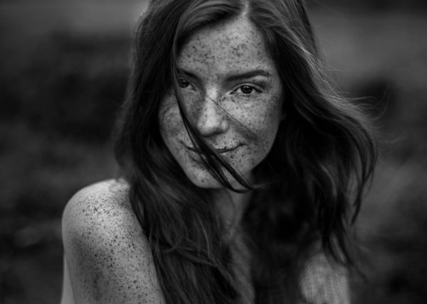 Papel De Parede Mulheres Monocromático Modelo Loiras Mãos Cabelo
