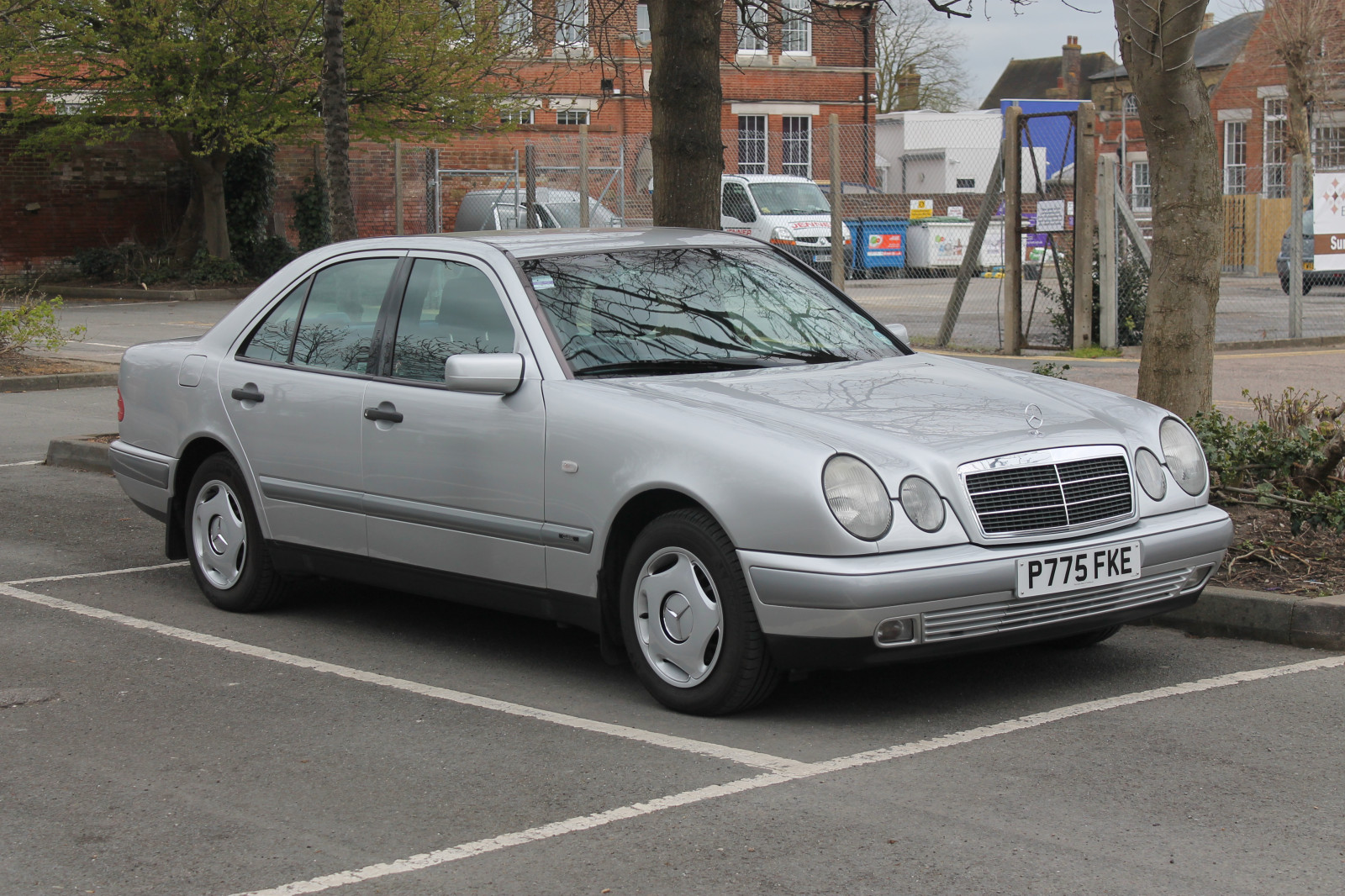 Wallpaper : Mercedes Benz, Mercedes Benz E Class, kinerja mobil, daun ...