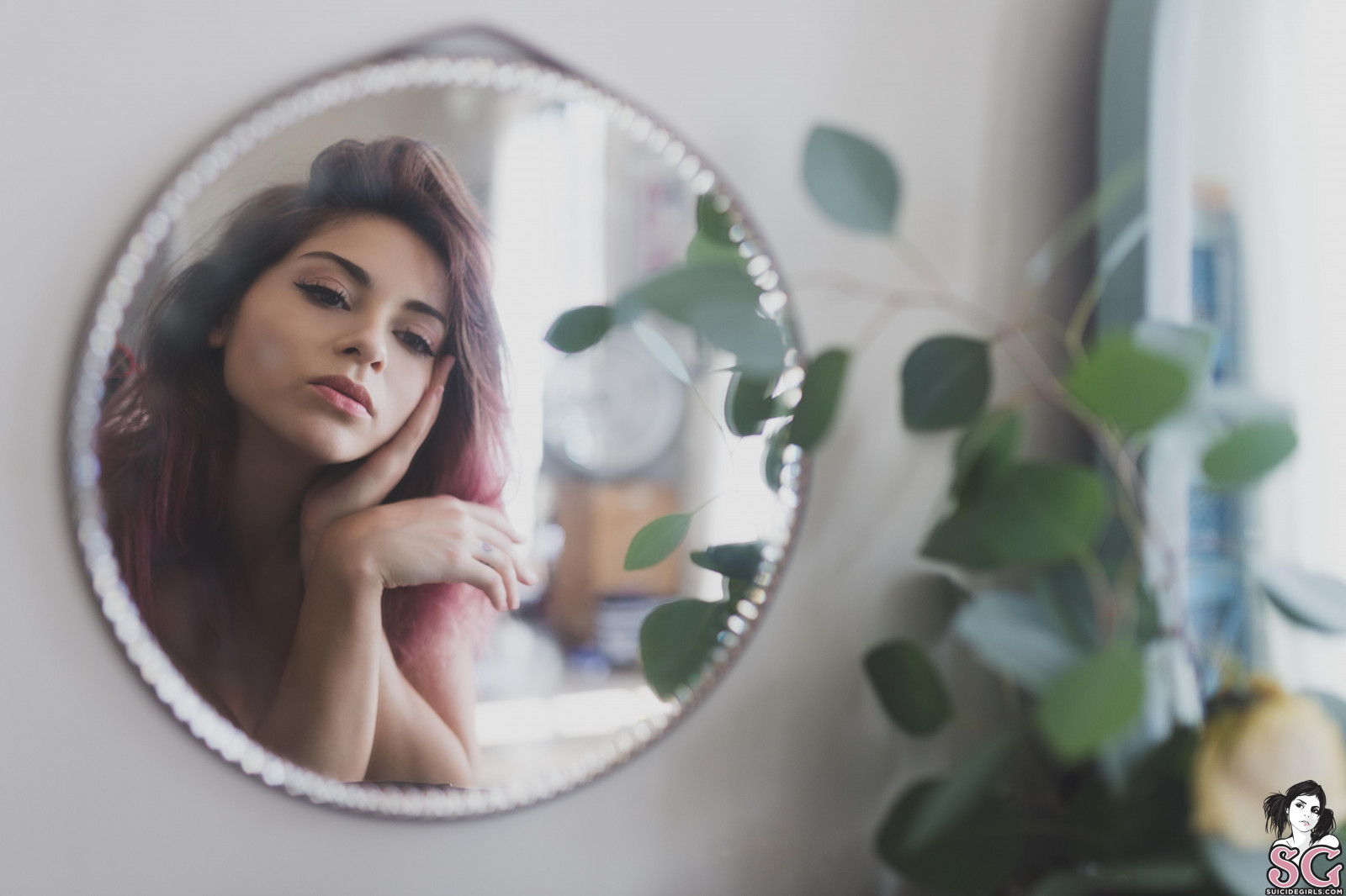 тапети : Самоубийство момичета, Сатен самоубийство, цветя, огледало ...