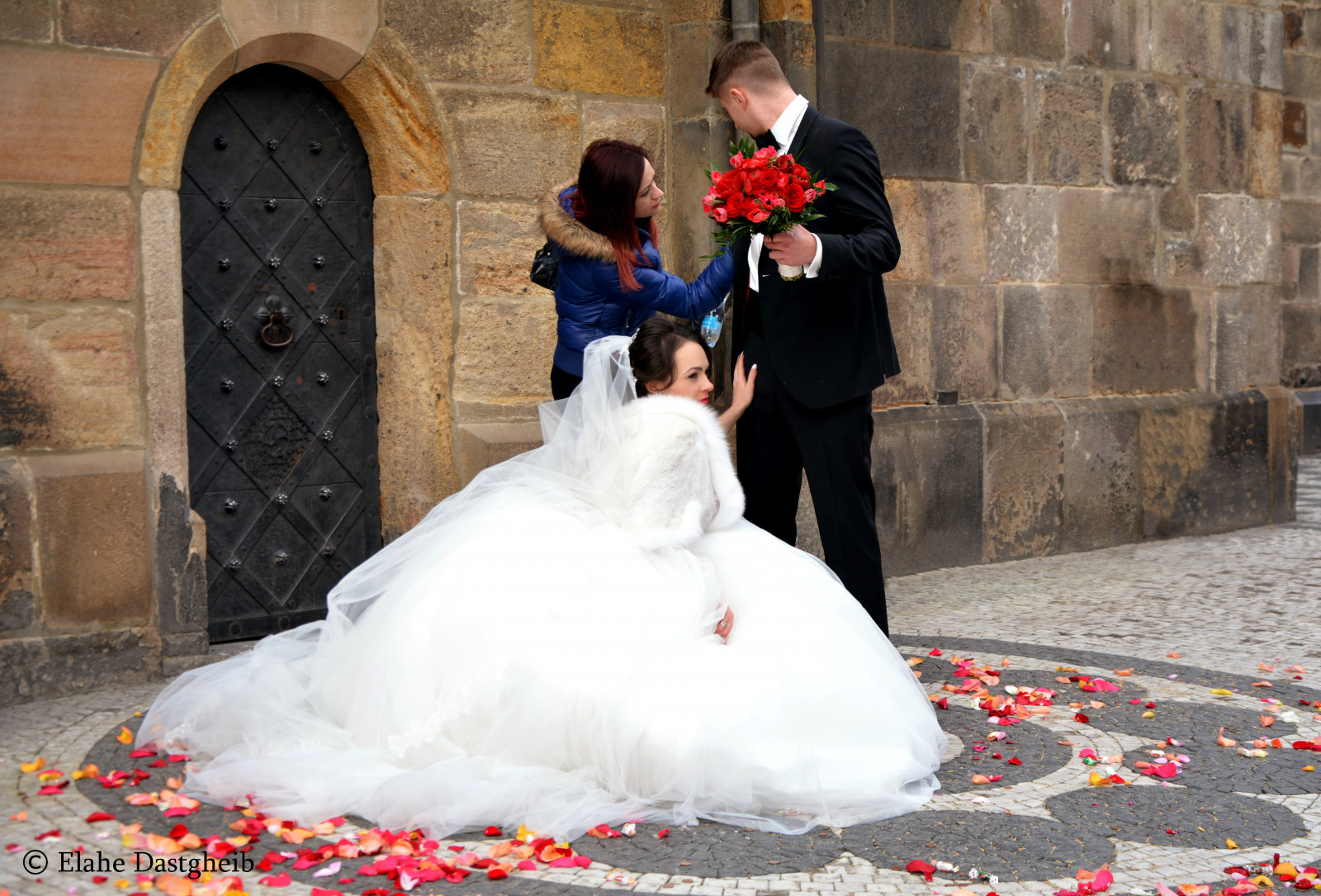 Tapety : bílý, Lístky, růže, Praha, štěstí, svatební šaty, manželství ...