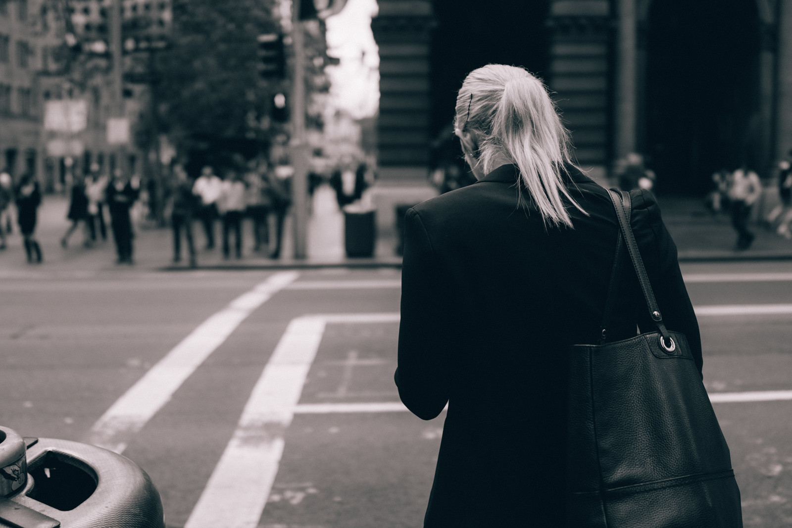 배경 화면 사람들 화이트 검은 단색화 금발의 거리 차 도시의 도로 사진술 신사 유행 소니 서 있는 포니 테일 보케 시드니 하부 구조