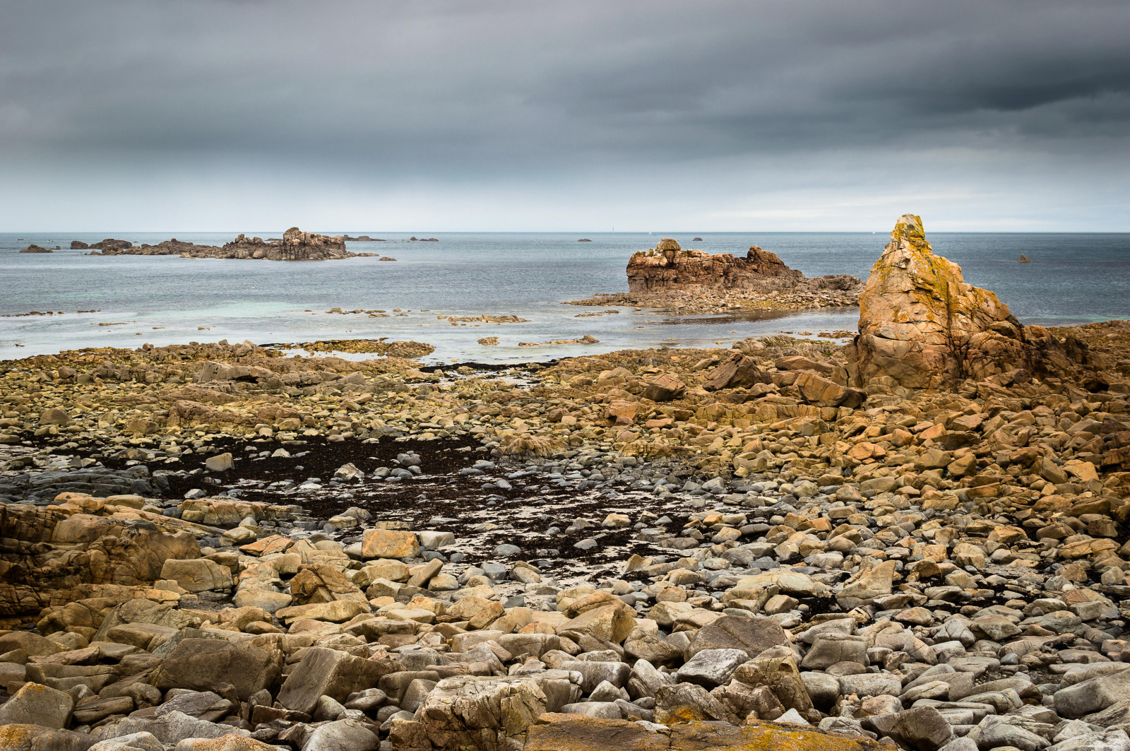 Fond d'écran : des roches, plage, rocheux, côte, littoral, bord de mer ...
