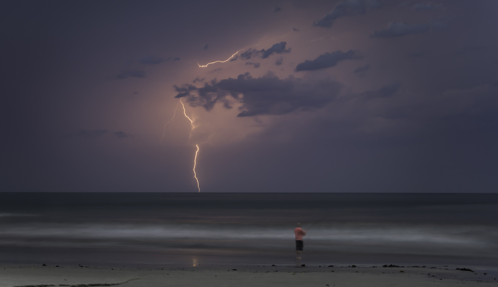 Fond d'écran : pêche, foudre, orage, plage, des nuages, violet, océan ...