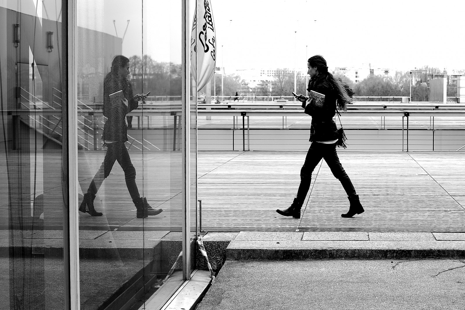 배경 화면 화이트 검은 여자들 단색화 창문 거리 반사 도로 사진술 하부 구조 보행자 검정색과 흰색 스트리트 뷰 거울 리플렛 아니 레 블랑