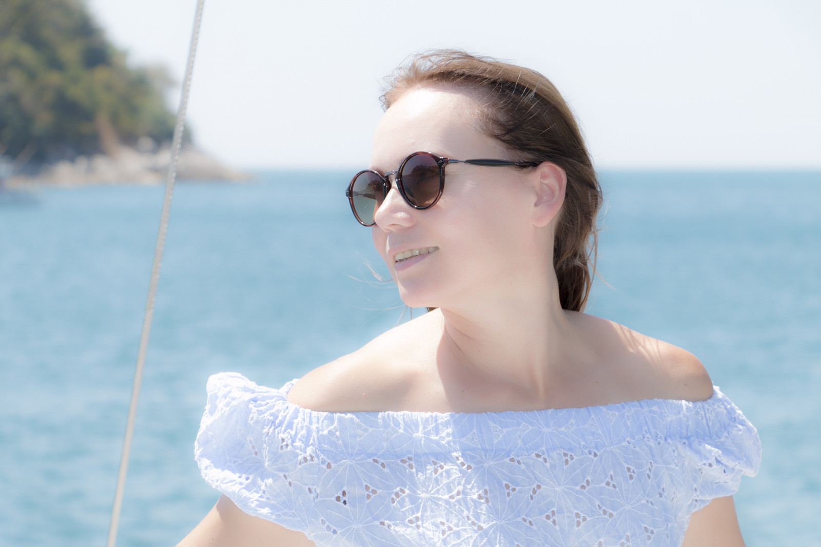 배경 화면 바다 색안경 모자 차량 드레스 푸른 섬 비키니 요트 태국 선장 수영복 의류 집 밖의 소녀 아름다움 대양 여자 섹시한 푸케