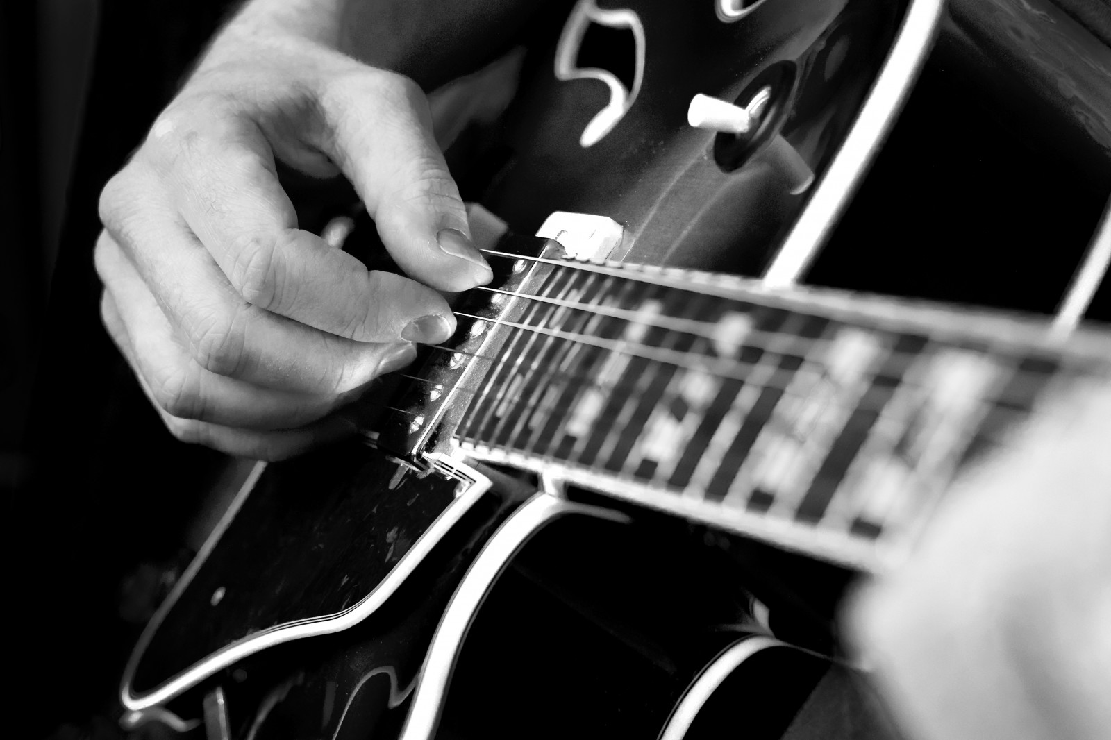 Obrázky na plochu : Monochrome, hudobný nástroj, hudba, hudobník ...