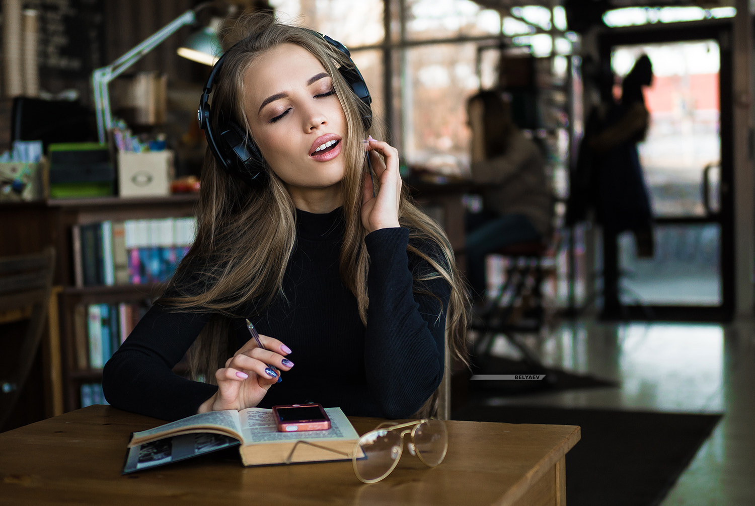 วอลเปเปอร์ : ผู้หญิง, แนวตั้ง, ปิดตา, หูฟัง, หนังสือ, สีบลอนด์, Dmitry Belyaev, แว่นตา, โทรศัพท์ ...