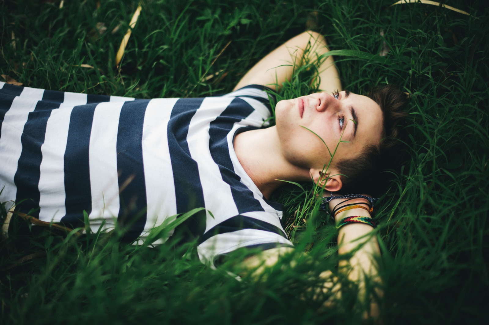 Bakrunner : modell, øyne, natur, gress, fotografering, grønn, blå ...