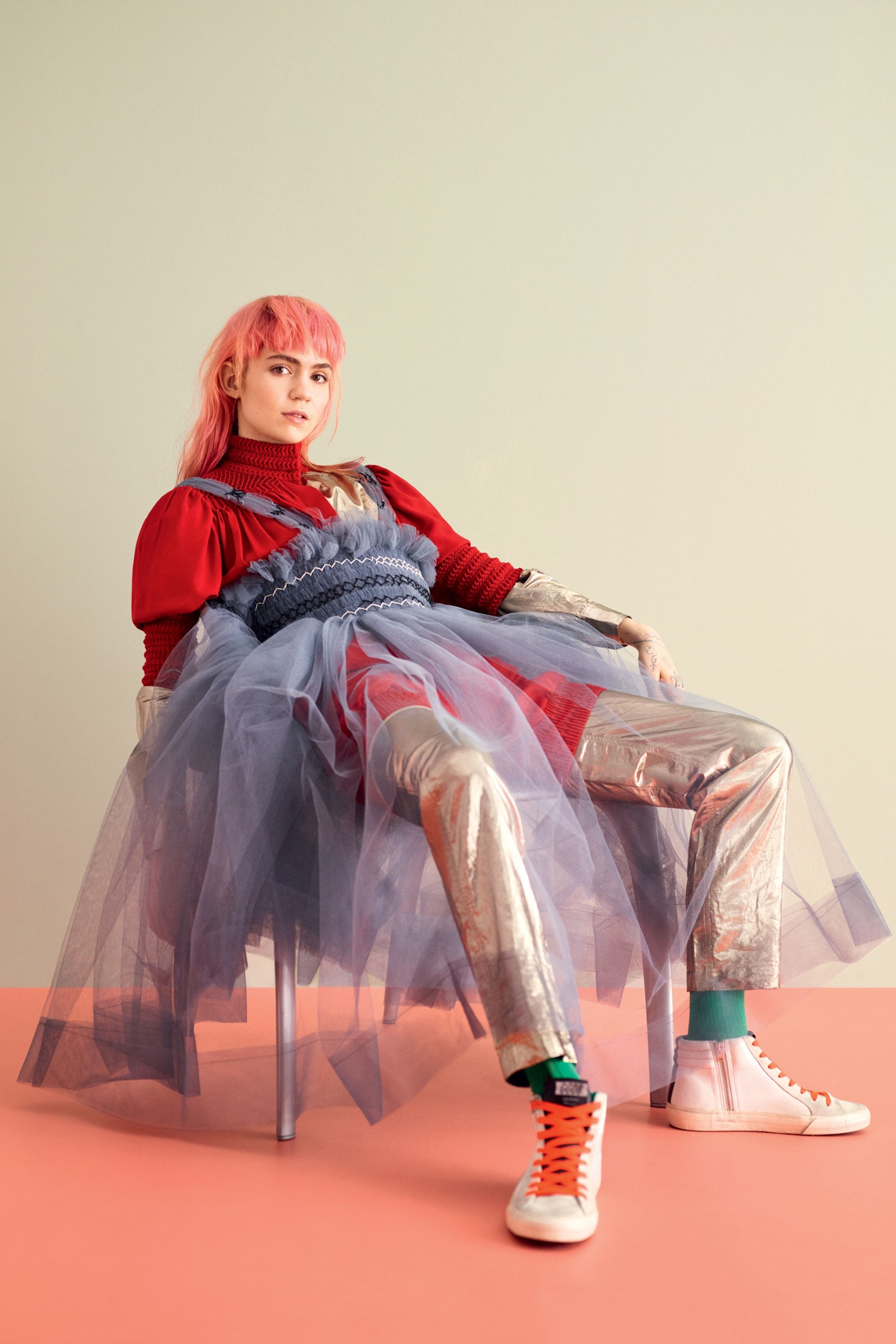 Wallpaper : women, Grimes, singer, sitting 1500x2250 - usrnaim ...