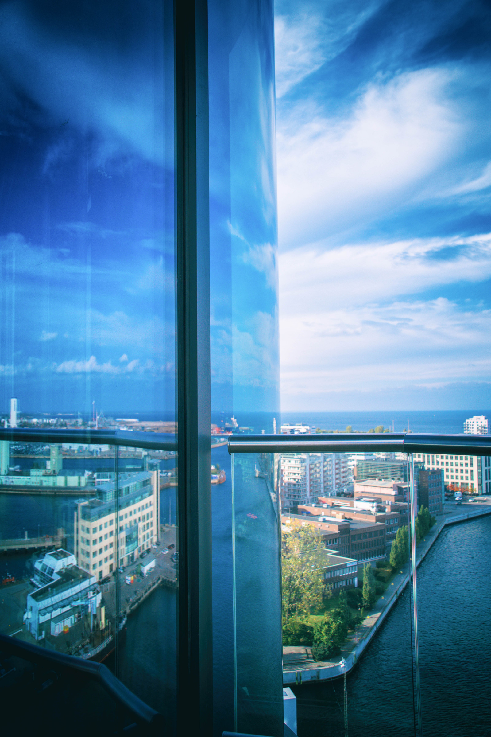 Wallpaper : sunlight, window, city, cityscape, architecture, reflection ...