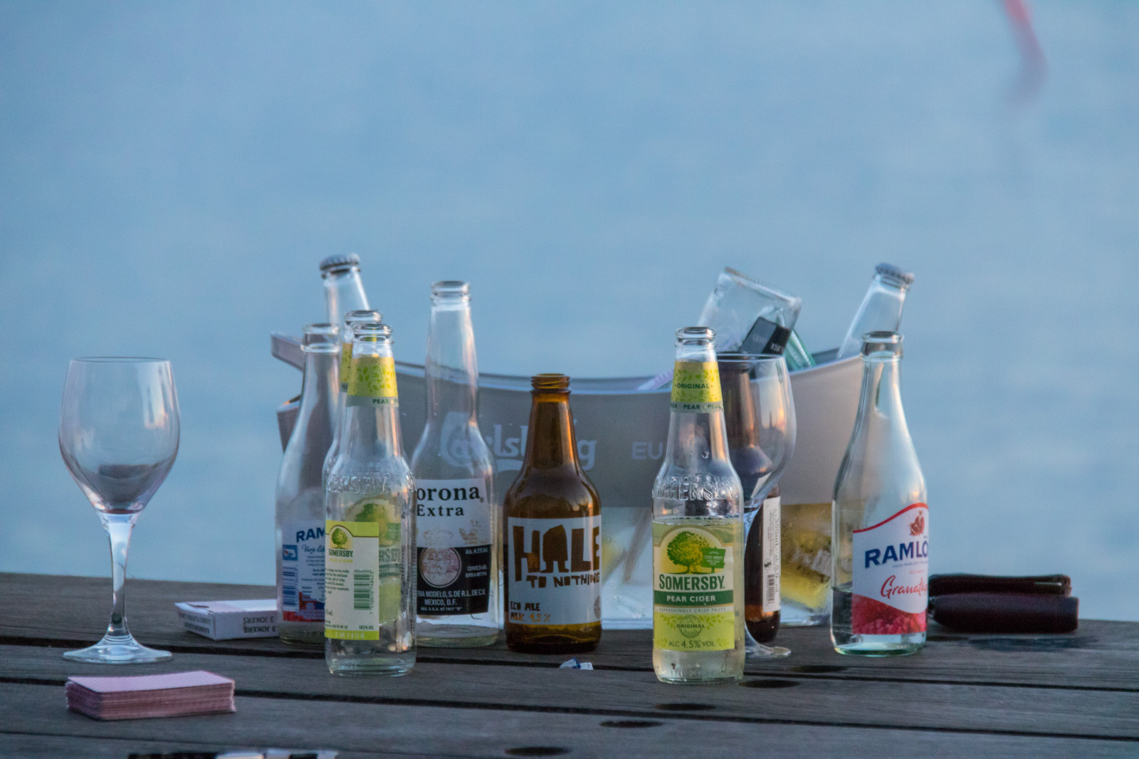 Baggrunde : vand, vin, drikke, glas, øl, alkohol, tom, flaske, v ...