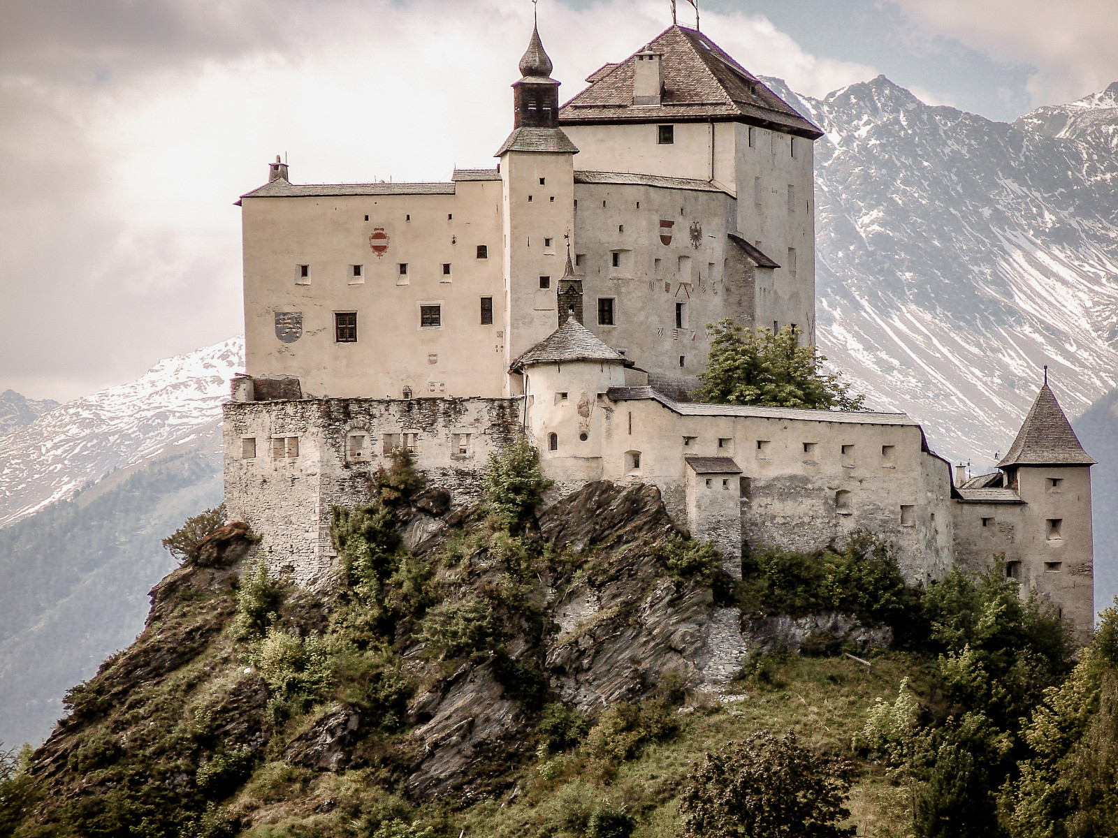 Wallpaper : blue, sky, white, Alps, green, castle, clouds, schweiz ...