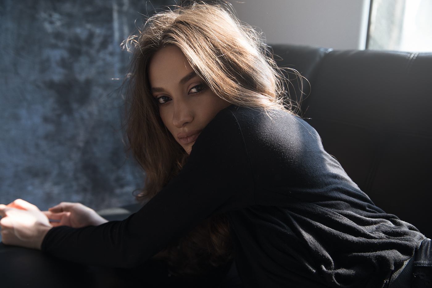 배경 화면 : Carla Truica, Bogdan Moldovan, 행동, 여자들, 소파에, 관능적 인 시선, 갈색 머리의 ...