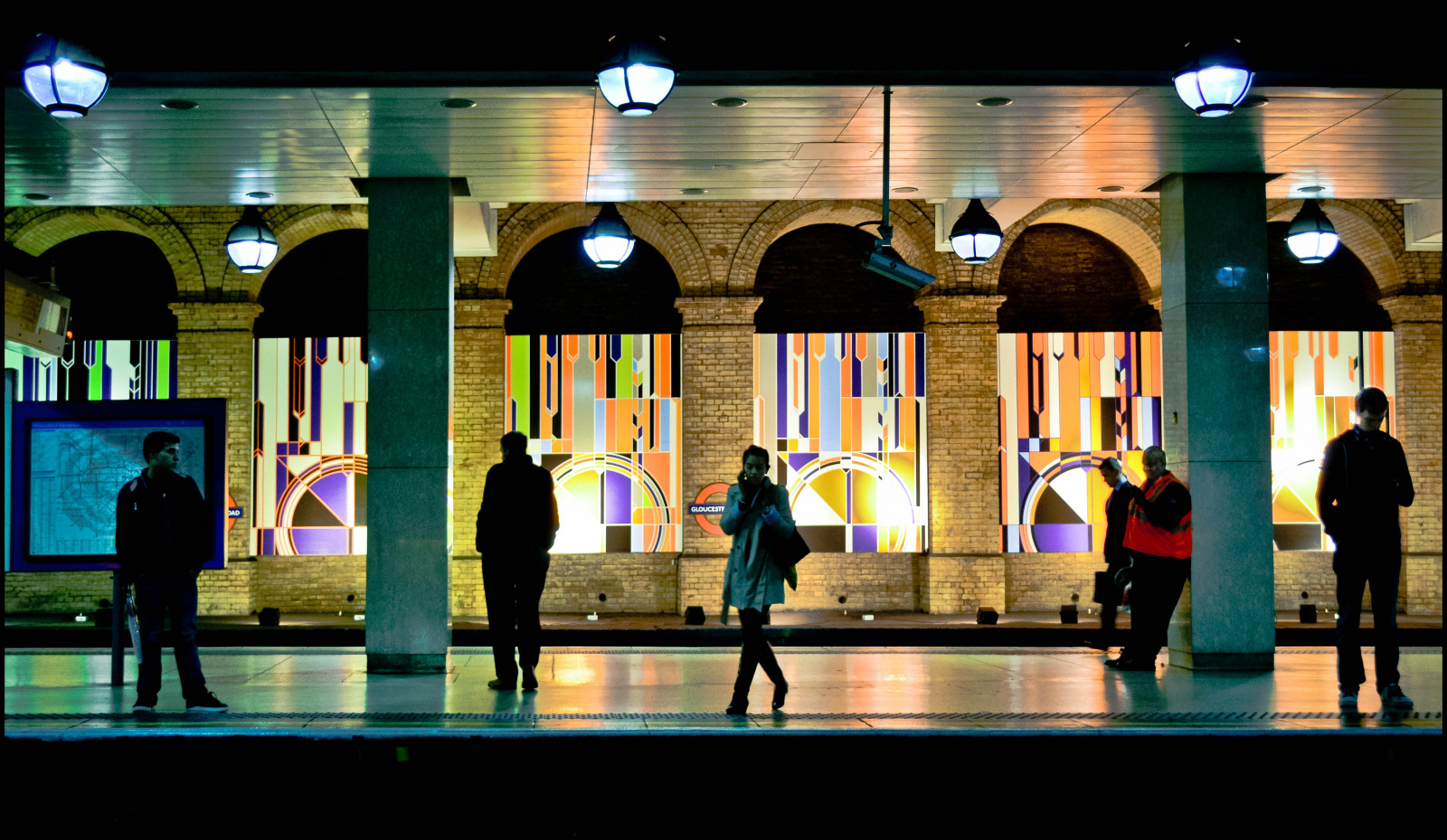 배경 화면 등 창문 밤 건물 벽돌 영국 유리 분위기 니콘 빛나는 지하철 기다리는 아치 역 시원한 기분 실루엣들 조명 장난 복고풍의