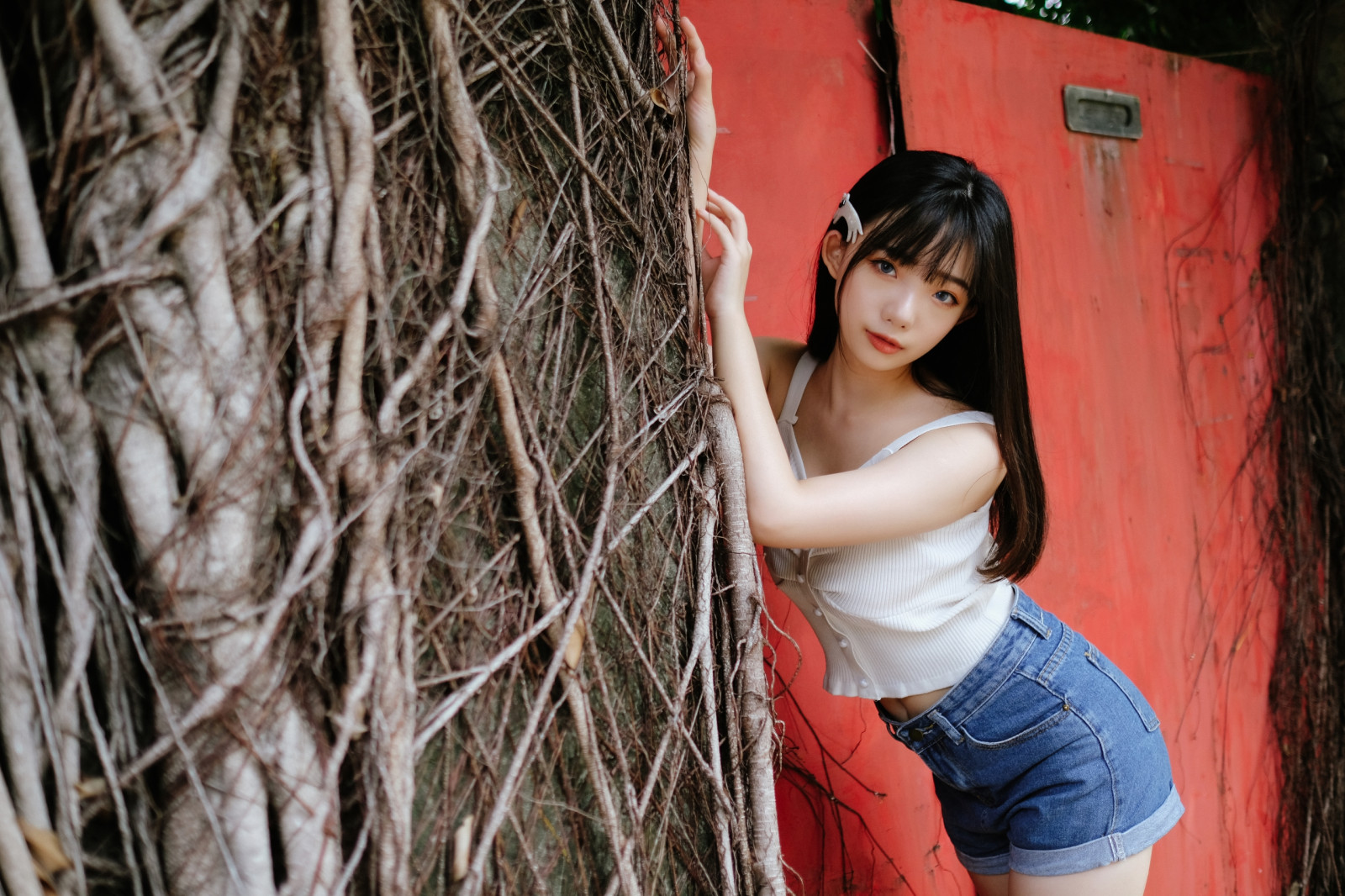 배경 화면 아시아 사람 여자들 모델 갈색 머리의 긴 머리 앞머리 뷰어를보고 흰색상의 배 장 반바지 보케
