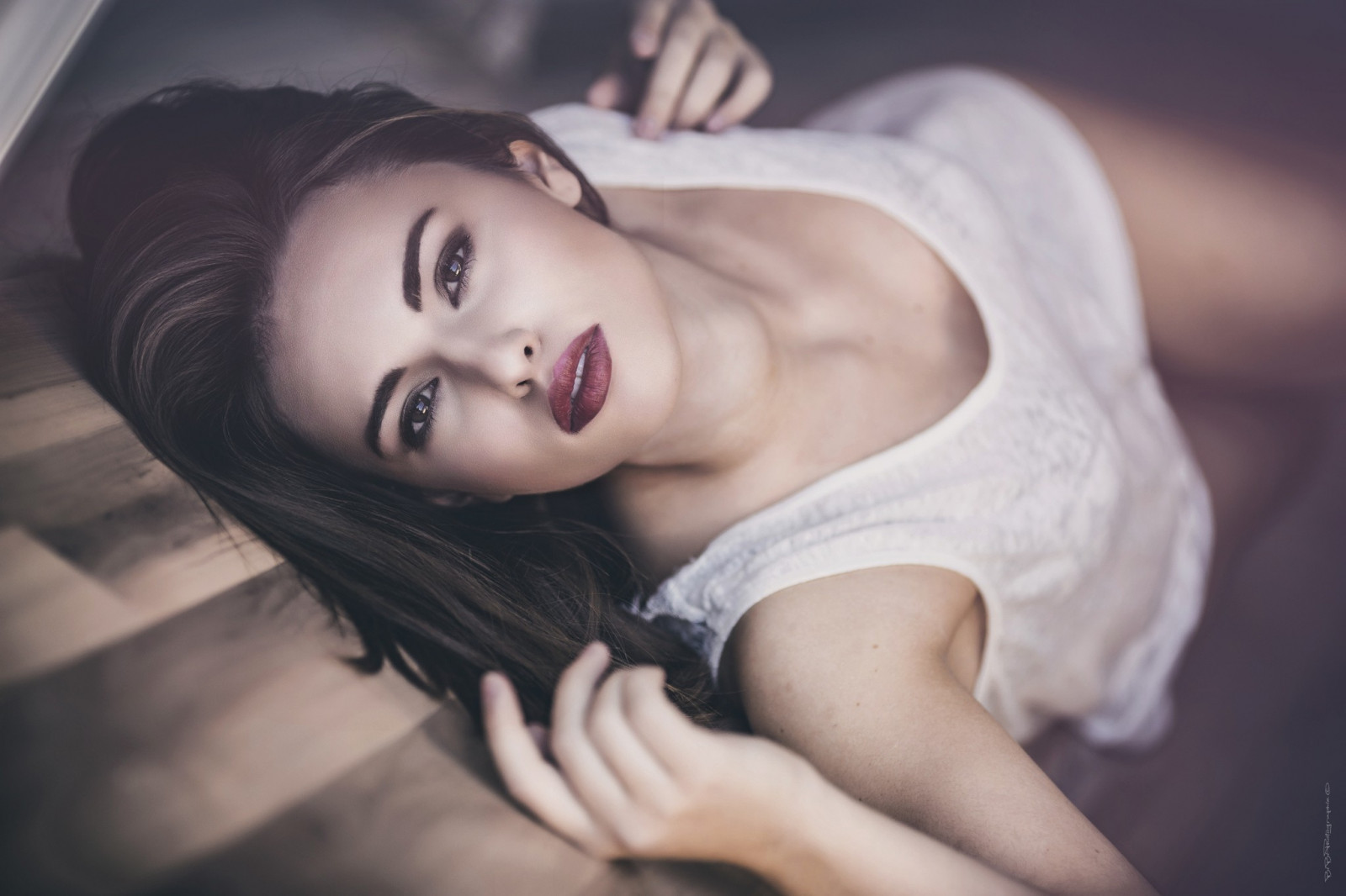 배경 화면 여자들 초상화 피사계 심도 갈색 머리의 사진술 빨간 립스틱 흑발 흰색상의 사람 피부 검은 눈 빈센트 해티 소녀 아름다움 레이디