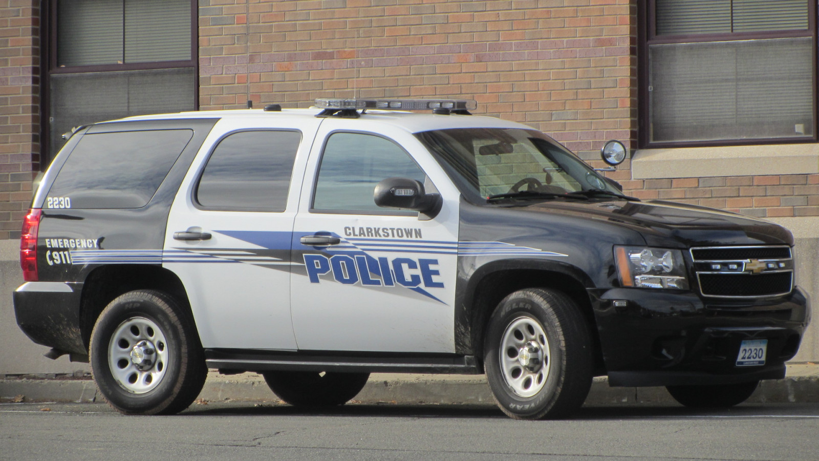 Wallpaper : white, black, building, Chevrolet, Truck, cars, police car ...